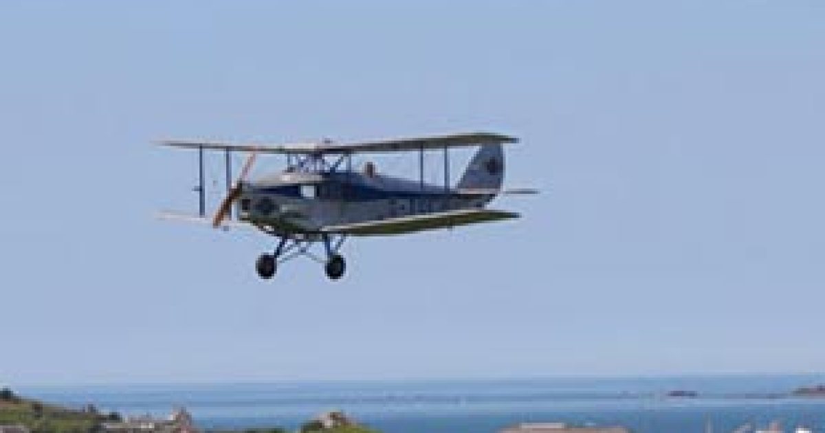 Flying visit from the Air Squadron | Tresco Island